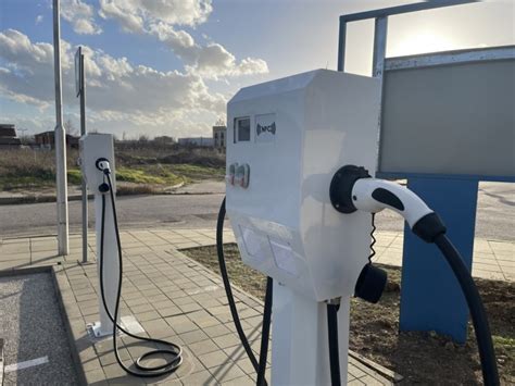 Общинските зарядни станции за електромобили в София стават платени