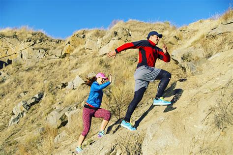 트레일 여름 야외에서 화산 바위 자연 풍경에 산 경로에 경주 커플 주자를 실행 울트라 실행 레이스 실행입니다 크로스 컨트리