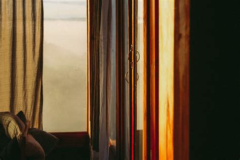 무료 이미지 빨간 노랑 커튼 주황색 햇빛 직물 목재 방 선 Tints And Shades 나무 인테리어