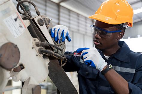기술자는 작업장에서 로봇 팔을 수리합니다 공장에서 유지 보수 자동 로봇 팔 기계를 엔지니어 산업용 로봇 제조 기술 20 24세에 대한 스톡 사진 및 기타 이미지 Istock