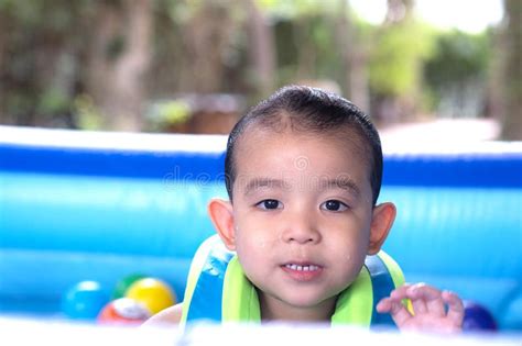穿着救生衣、开心幽默的小男孩蹒跚学步的孩子在泳池里玩水 库存图片 图片 包括有 愉快 户外 277534135