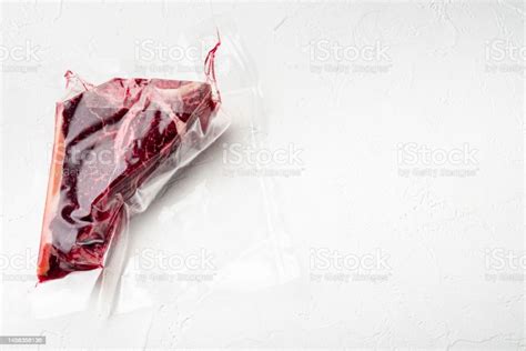 T 뼈 또는 피렌체 건조 숙성 스테이크 진공 팩 흰색 돌 배경 텍스트 복사 공간 포함 소포에 대한 스톡 사진 및 기타 이미지 소포 스테이크 티본 스테이크 Istock