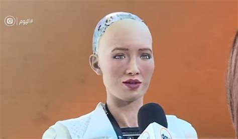 الروبوت صوفيا تردد تحيا مصر سعيدة بمشاركتي في منتدى شباب العالم فيديو
