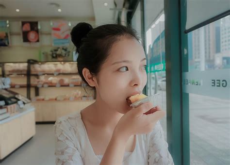 索尼a6000拍人像参赛 索尼a6000配什么镜头怕人像 随意云