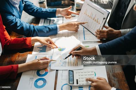 스마트 폰과 계산기 디지털 태블릿 및 그래프 비즈니스 소셜 네트워크 다이어그램과 사무실에서 일하는 데이터에 대해 논의하는 두