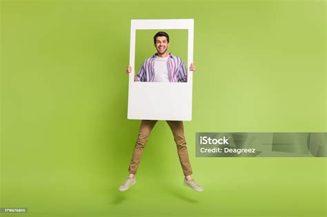 펑키한 기뻐하는 남자의 전신 길이 간부가 종이 흰색 프레임 포토존 이벤트 촬영을 들고 녹색 배경에 고립되어 있다 갈색 머리에 대한 스톡 사진 및 기타 이미지 Istock