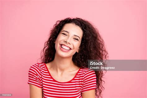 매력적인 긍정적인 다행 낙관적 좋은 사랑 스러운 황홀의 근접 촬영 사진 초상화 그녀의 여자를 입고 캐주얼 레드 스트라이프 상단