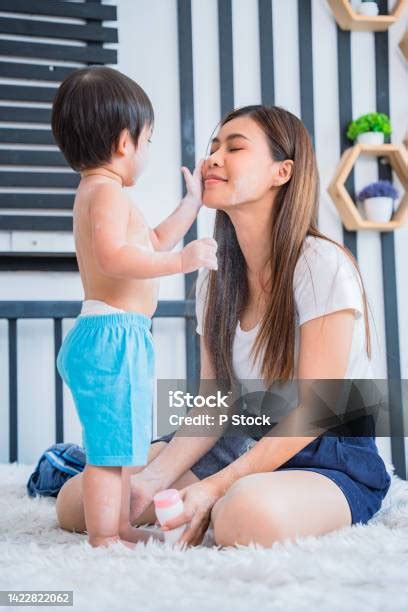 침대에서 귀여운 작은 아들과 놀고있는 어머니는 아들이 가루로 놀고 있습니다 유아에 대한 스톡 사진 및 기타 이미지 유아 귀여운 어머니 Istock