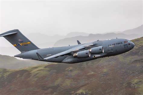 Check Out These Amazing Photos Of A U S C 17 Globemaster Iii Flying Low Level Through The Lake