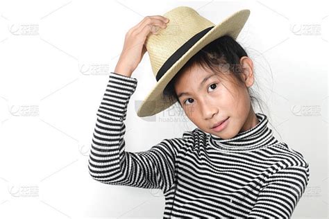 快乐的亚洲女孩高领和草帽在白色的背景。
