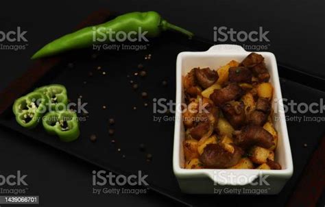 Ojahuri는 어두운 조명 아래 흰색 접시에 튀긴 고기와 감자를 요리합니다 클로즈업 0명에 대한 스톡 사진 및 기타 이미지 0명 건강한 식생활 고급 요리 Istock