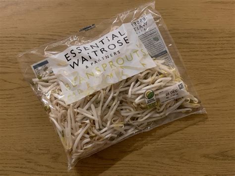 こちらではこんな感じで、bean Sprouts という名前で売ってます。コレはちょっと高級系スーパーで買ったので、260g で 80p 約