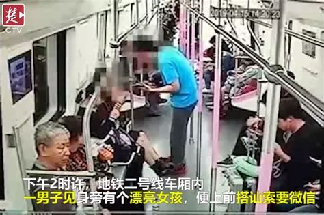 猥琐男地铁里狂蹭女孩15分钟！男子