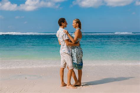 푸른 바다와 열대 해변에서 아기를 기대하는 남편과 젊은 임신 한 여성 2명에 대한 스톡 사진 및 기타 이미지 2명 가족 기대 Istock