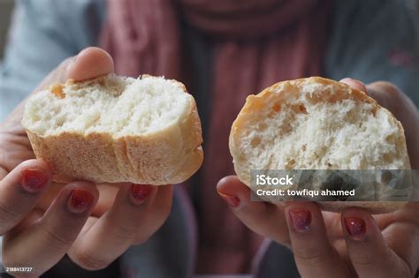 건강에 좋은 재료가 예쁘게 테이블 위에 놓인 갓 구운 빵을 깨는 손놀림이 바쁘다 Brand Name Video Game에 대한 스톡 사진 및 기타 이미지 Brand