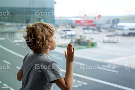 출발 게이트 근처의 환승 홀에서 비행기 비행을 기다리는 동안 비행기에서 창문을 내다보는 어린이 가족과 함께 비행기로 여행합니다 비행기에 대한 스톡 사진 및 기타 이미지