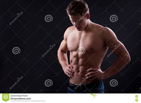 Mischen Sie Den Sexy Nackten Jungen Mann Mit Der In Den Jeans Aufwirft Stockfoto Bild Von