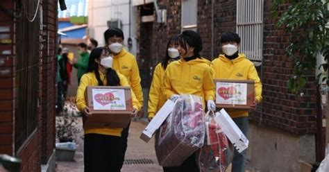 김건희 여사 노란 새마을운동중앙회 후드티 입고 Mz 세대와 부산 쪽방촌서 봉사