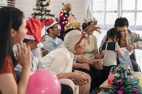 집에서 크리스마스와 새해 파티를 축하하는 가족 중 노인 및 손자 그룹 크리스마스에 대한 스톡 사진 및 기타 이미지 크리스마스 파티 12월 31일 Istock