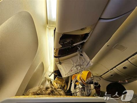포토 난기류 비상착륙싱가포르 항공 여객기 내부 뉴스1