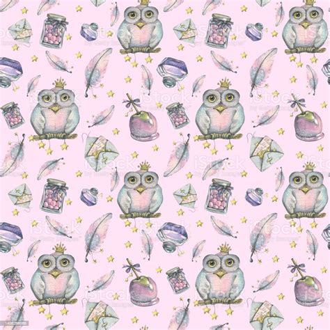 깃털 과자 및 편지가있는 마법적이고 마법의 올빼미 수채화 그림 분홍색 배경에 매끄러운 패턴 새해 Paraphernalia를 위해 종이 직물 포장 엽서 종이 개체 그룹에 대한