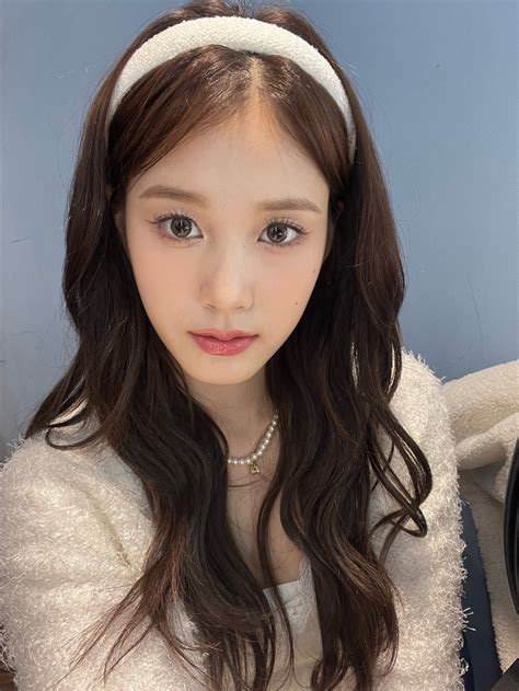 Stayc Community Post 월요정 등등장🧚🏻‍♀️🧚🏻‍♀️ 다행히 비가 오늘은 안오네용 확실히 날이 엄청 따뜻해진 것 같아용😆 ️ 오늘은 K 909 셀카들