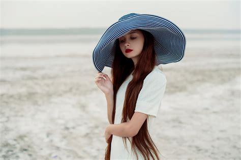 배경 화면 야외 여성 여자들 모델 긴 머리 모자 사진술 드레스 푸른 유행 봄 피부 수영복 의류 소녀