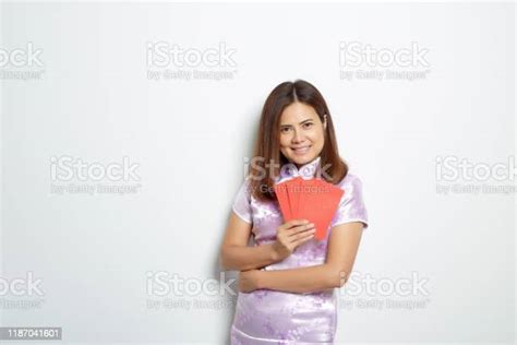 매력적인 중국 여성은 전통 청삼을 입고 빨간 봉투를 들고 드레스에 대한 스톡 사진 및 기타 이미지 드레스 명랑한 봉투 Istock