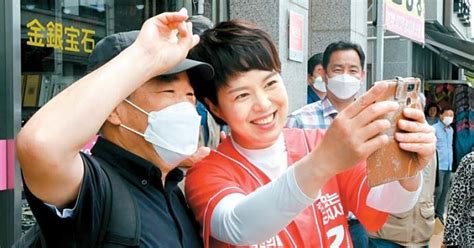 포토 지지자와 셀카 찍는 김은혜