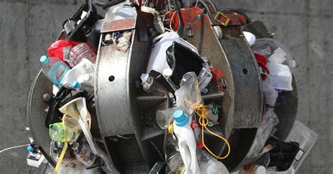 쓰레기로 가득 찬 재활용처리센터