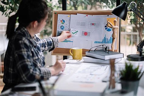 صورة تصور مطور تطبيق يقوم بإنشاء تصميمات Ux Ui باستخدام نماذج ورقية