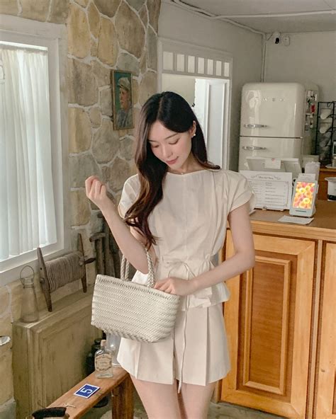 렌느 스트랩 디테일이 매력적인 블라우스와 팬츠스커트 🤍 퍼프소매로 러블리한 무드 은은한 디테일이 포인트여서 출근룩 데이트룩으로 너무 예쁠것 같아요 🍃 Instagram