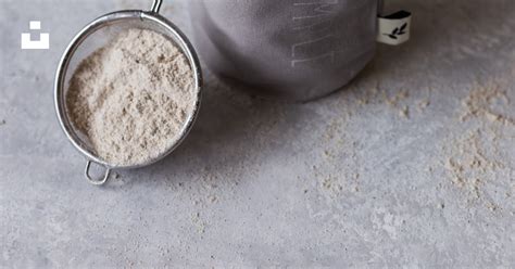 갈색 분말을 가진 스테인리스 컵 사진 Unsplash의 무료 회색 이미지