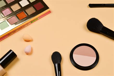 화장품 미용 제품 파운데이션 립스틱 아이 섀도우 아이 래쉬 브러시 및 도구와 전문 트 렌 디 한 메이크업 제품 개념에 대한 스톡 사진 및 기타 이미지 Istock