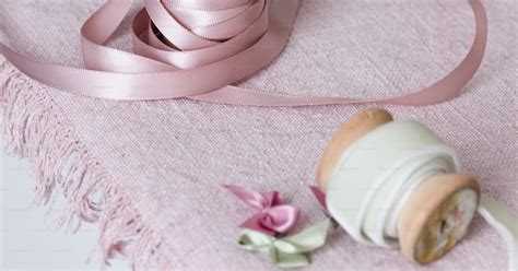 분홍색 리본이 달린 분홍색 식탁보와 와인 한 병 사진 Unsplash의 리본 이미지