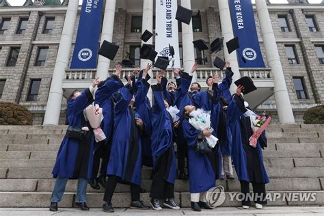 학사모 던지며 졸업 기념 연합뉴스