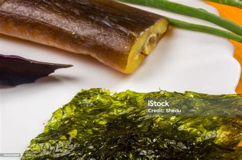 나무 테이블에 흰색 세라믹 접시에 라임 바 질 파 칠리 노리 칩 향신료 올리브 오일 훈제가 라 감자 칩에 대한 스톡 사진 및 기타 이미지 Istock