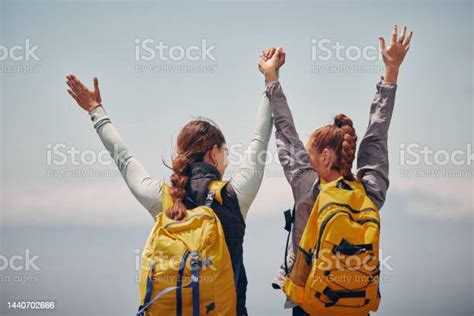 여성 야외 여행 산 정상에서 성공 모험 및 하이킹 지원 업적을 축하합니다 푸른 하늘 풍경 가장 친한 친구는 자연을 사랑하고 절정에 햇살과 소녀 자매 여행의 차분한 자유 20