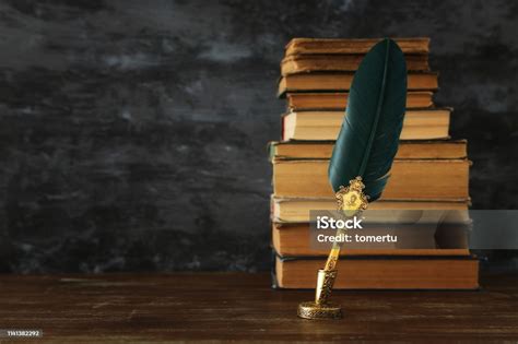 오래 된 깃털 퀼 잉크 펜 잉크병 오래 된 책 나무 책상 위에 검은 벽 배경 빈티지 오래 된 스타일과 필터링 역사 판타지 교육