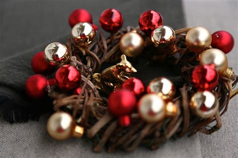 베이지 색 배경과 쥐 그림에 가지와 금과 빨간 공의 새해 화환 0명에 대한 스톡 사진 및 기타 이미지 0명 건강한 생활방식 러시아 Istock