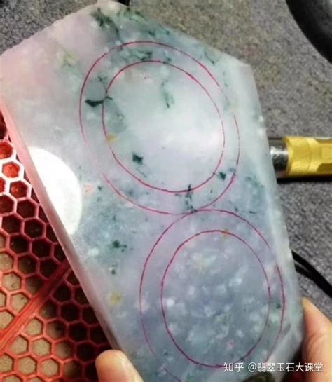 一块高价买下的木那原石，切出春底飘花手镯，雪花棉却成了减分项？ 知乎
