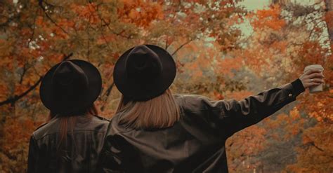 가을 가을 색 가을 숲 가을 패션 가을의 분위기 가죽 가죽 패션 검은 모자 계절 계절의 변화 껴안다 나무 단풍 뒷마당의 황무지 뒷모습 따뜻한 음색