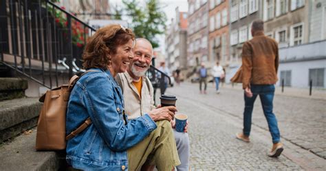 행복한 노부부 관광객들이 계단에 앉아 마을에서 야외에서 커피를 마신다 사진 Unsplash의 앉아 이미지