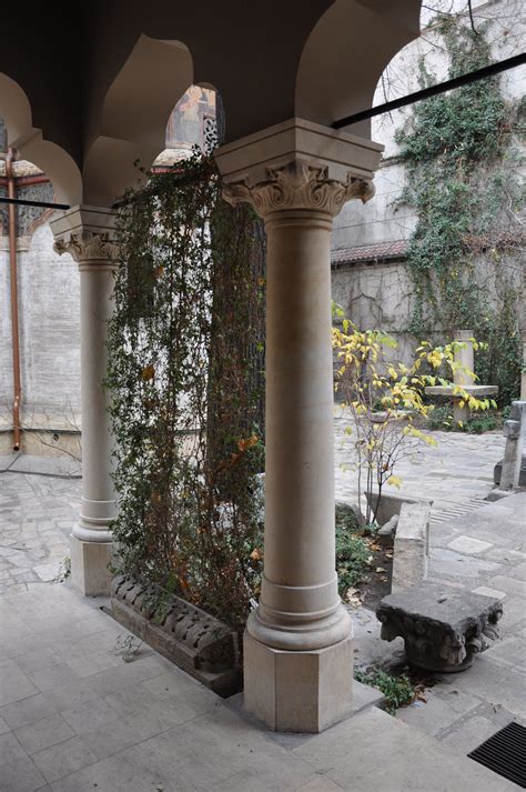 무료 이미지 건축물 구조 사진술 건물 기념물 유럽 동상 아치 기둥 교회에 신자 조명 사진들 조각 자본 종교적인 비어 있는 미술 안마당