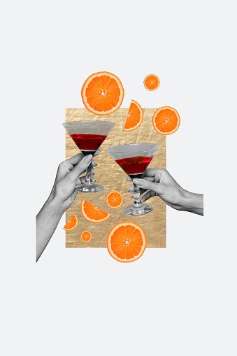 손 환호 유리 Alcholol 음료 와인 함께 토스트 이벤트 금요일 음료 오렌지 페인트 배경에 고립 된 손 수직 사진 콜라주 0명에 대한 스톡 사진 및 기타 이미지 Istock