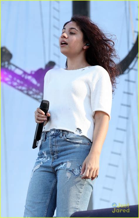 Daya Isnt Sitting Still But Definitely Looking Pretty At Iheartradio