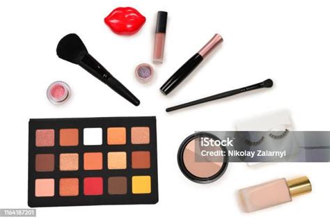 화장품 뷰티 제품 아이 섀도우 안료 립스틱 브러쉬 및 도구를 갖춘 전문 메이크업 제품 텍스트 또는 디자인을 위한 공간입니다 개념에 대한 스톡 사진 및 기타 이미지 Istock