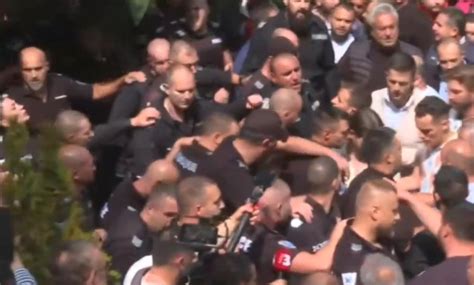 ИЗВЪНРЕДНО Хората на Доган тръгнаха срещу полицията искат да нахлуят незаконно в сараите в