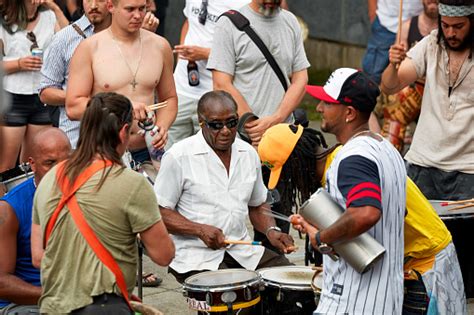 아프리카계 미국인 라틴어 그리고 백인 Drummers와 Tam Tam 축제에서 리듬 게임 들의 그룹 강렬하고 밝은 색상에 대한 스톡 사진 및 기타 이미지 Istock