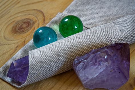 린 넨 원단 표면에 크리스탈 엽서에 대 한 모형 또는 웹사이트 및 모바일 장치 보석에 대 한 배경 색 로얄 퍼플과 골든 라임 색상 가벼운에 대한 스톡 사진 및 기타 이미지